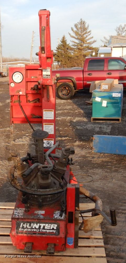 Hunter TC3250 tire machine in Milan, IL | Item IM9815 sold | Purple Wave