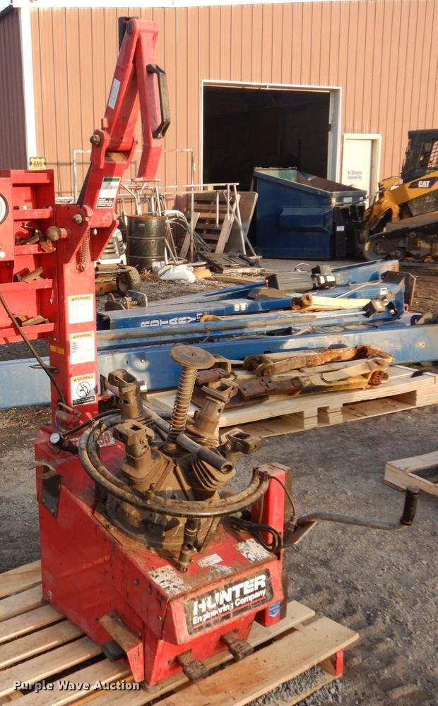 Hunter TC3250 tire machine in Milan, IL | Item IM9815 sold | Purple Wave