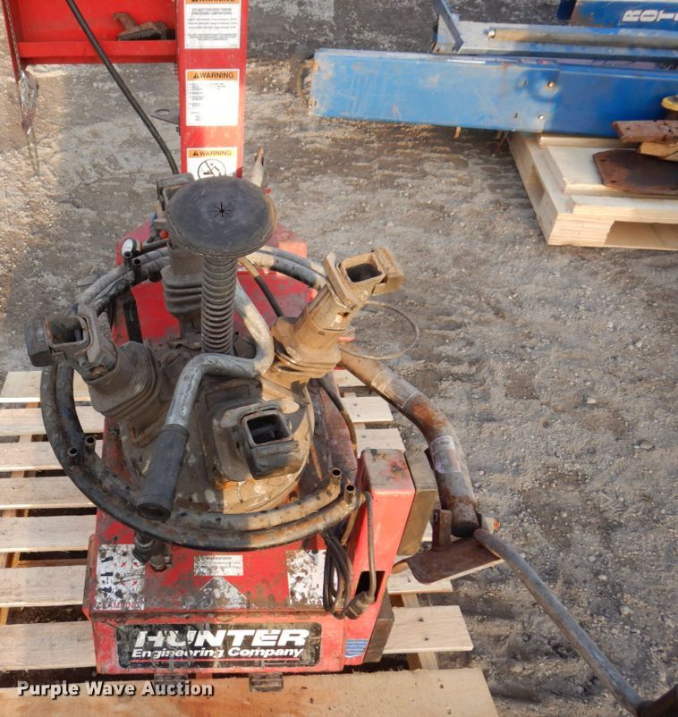 Hunter TC3250 tire machine in Milan, IL | Item IM9815 sold | Purple Wave