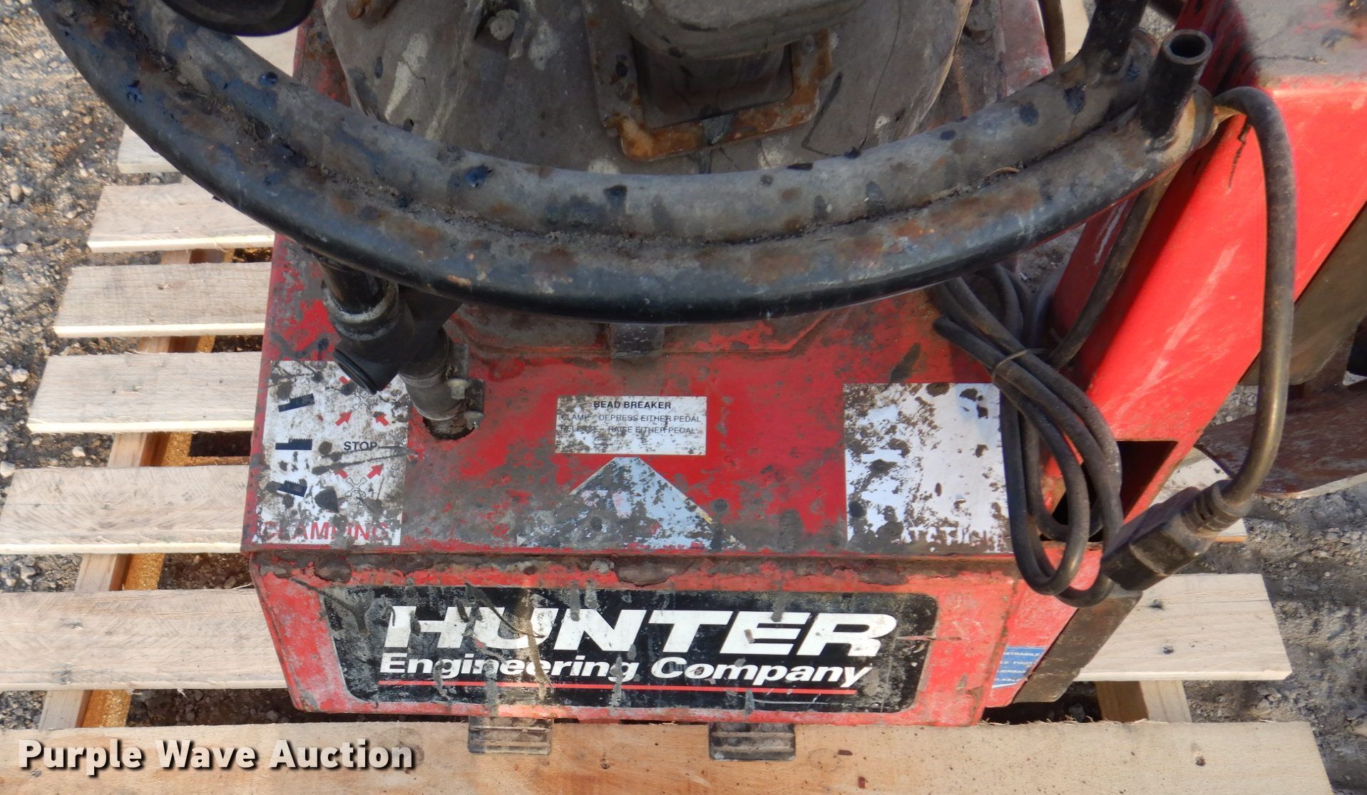 Hunter TC3250 tire machine in Milan, IL | Item IM9815 sold | Purple Wave