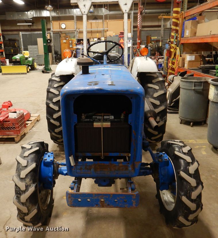 Ford 1900 MFWD tractor in Des Moines, IA | Item KG9945 sold | Purple Wave
