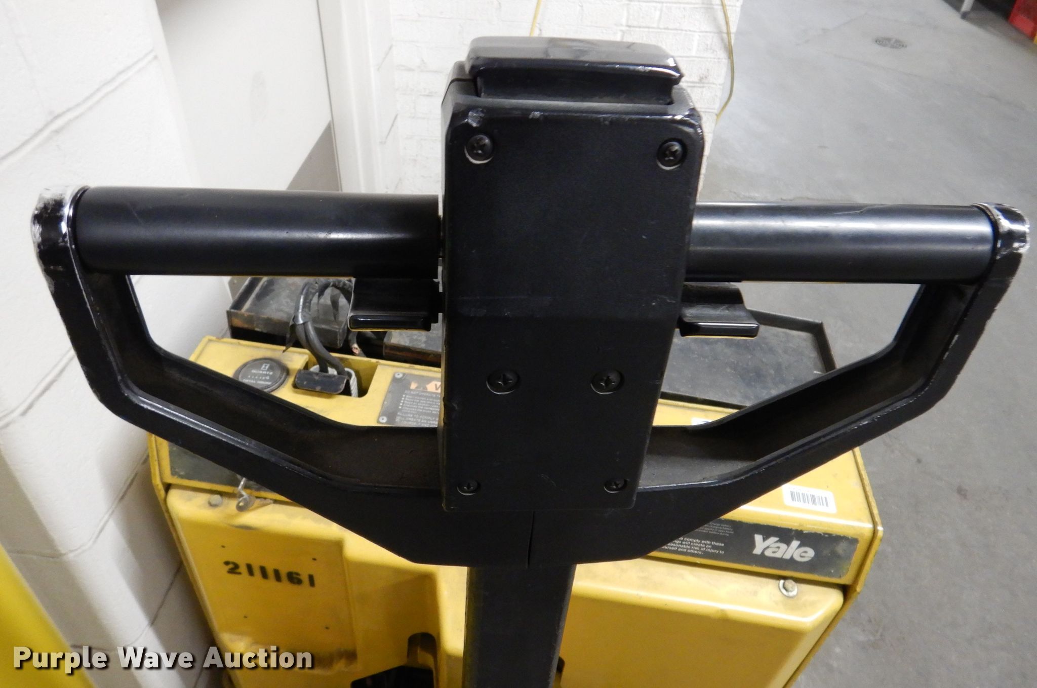 Yale MPB040ACN24C2748 pallet jack in Des Moines, IA | Item KG9954 sold ...