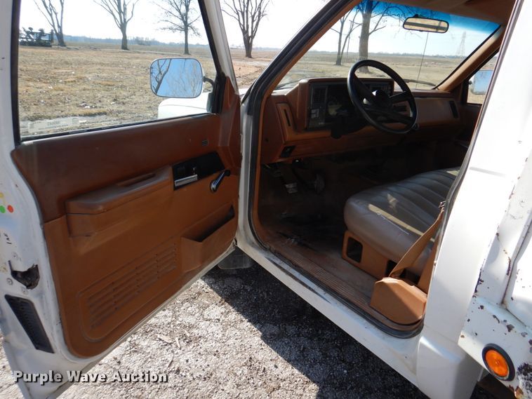 1990 Chevrolet C2500 flatbed pickup truck in Mexico, MO | Item IM9643 ...