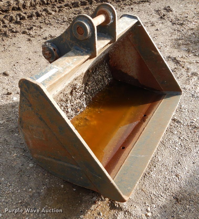 Caterpillar 48" W excavator bucket in Kansas City, KS | Item JX9204 ...