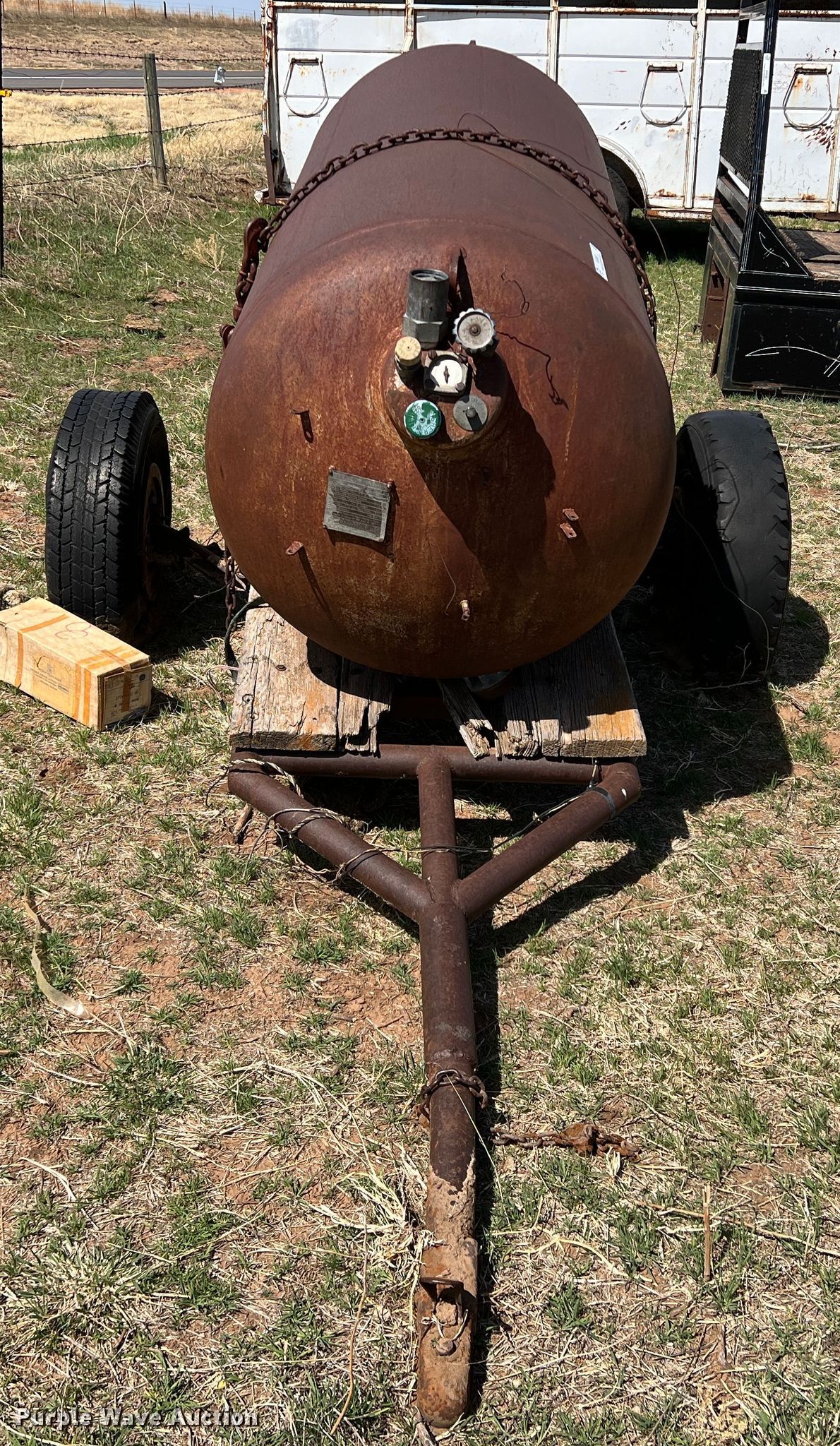 Smithway propane tank in Laverne, OK | Item IG9362 sold | Purple Wave