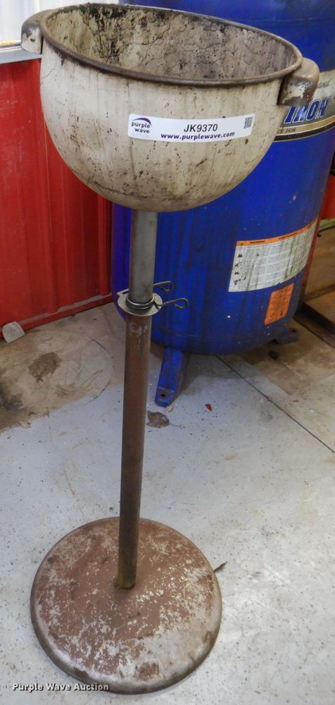 Extendable oil catch pan in Ottumwa, IA | Item JK9370 sold | Purple Wave