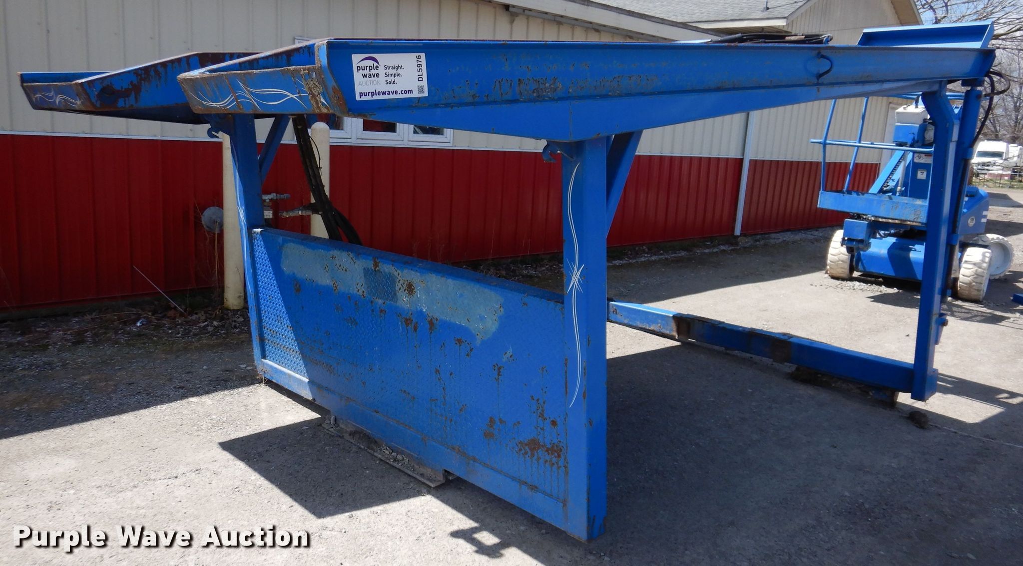 13' L overhead car carrier in Ottumwa, IA | Item DL5976 sold | Purple Wave