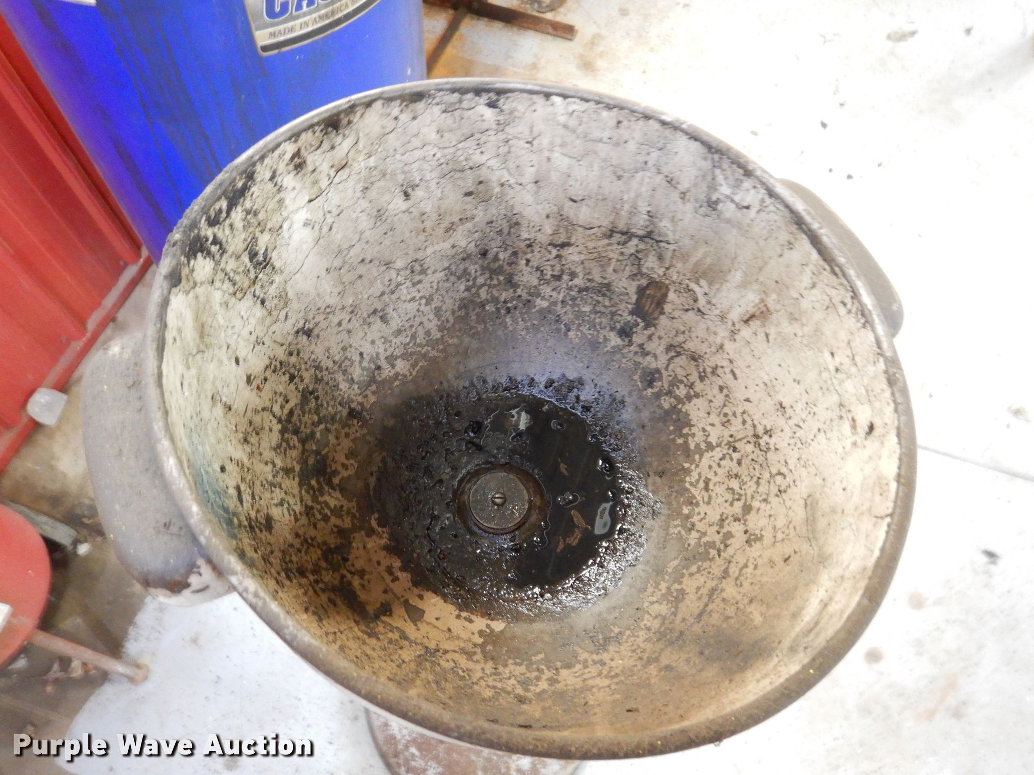 Extendable oil catch pan in Ottumwa, IA | Item JK9370 sold | Purple Wave