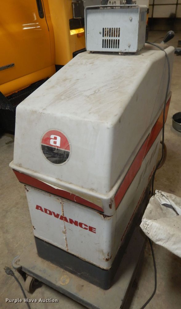 Advance Convertamatic 386002 floor scrubber in Perry , KS | Item DT9880 ...