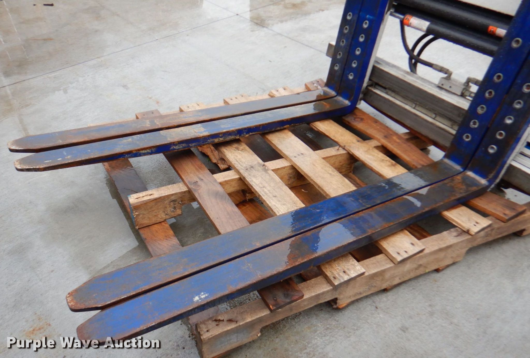 Cascade 22G44132R0 forks in Tonganoxie, KS | Item DM6202 sold | Purple Wave