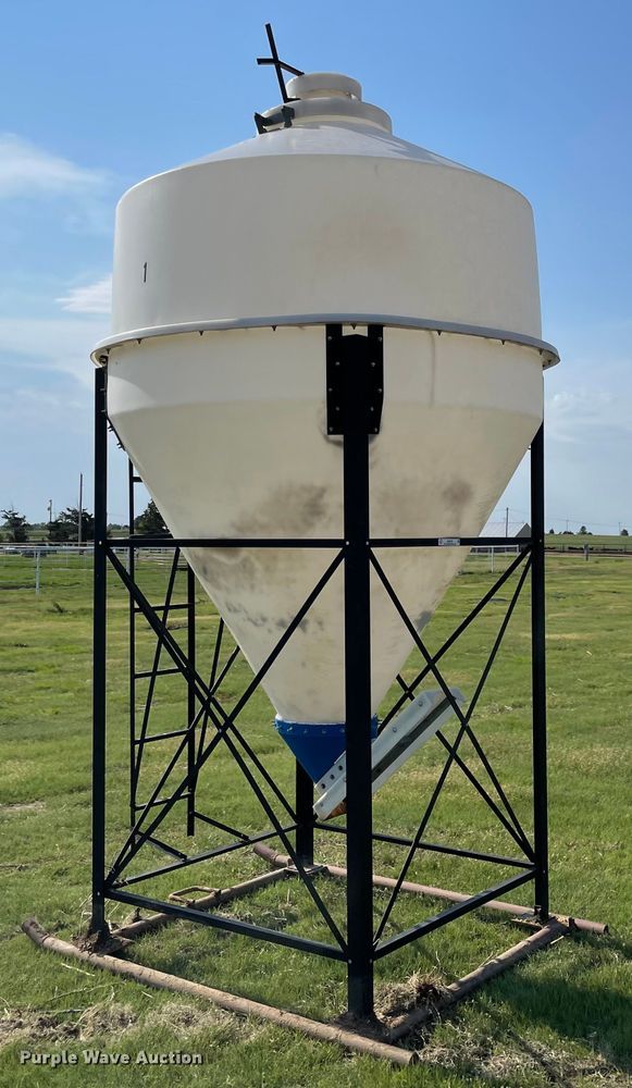 Grain tank in Hays, KS | Item MJ9737 sold | Purple Wave