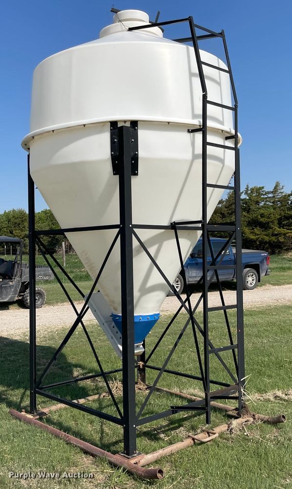 Grain tank in Hays, KS | Item MJ9737 sold | Purple Wave