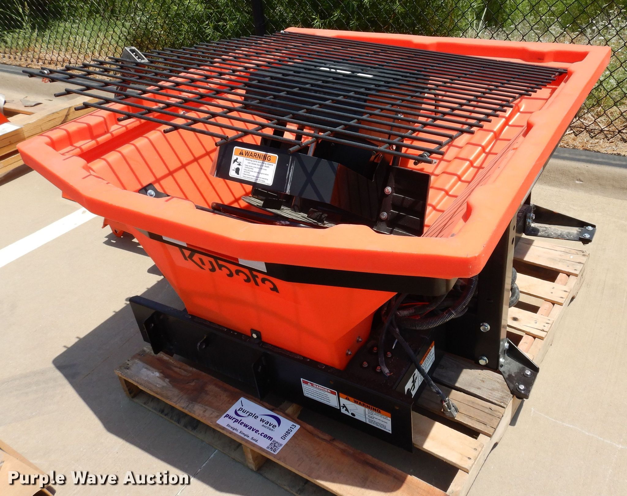 Kubota V5005 spreader in Grapevine, TX | Item DH8513 for sale | Purple Wave
