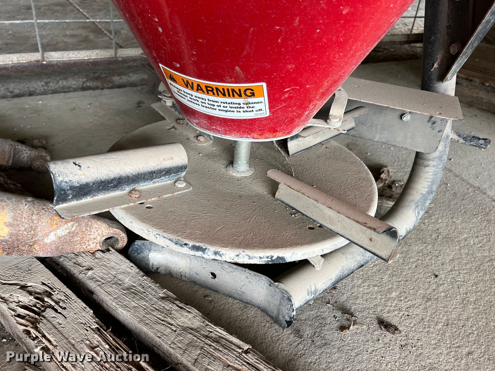 Farm Star spreader in Independence, KS | Item HL9051 sold | Purple Wave