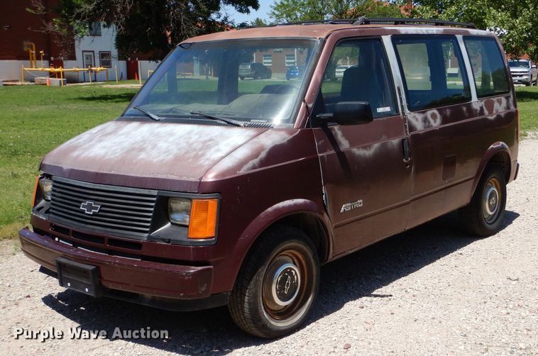 1991 Chevrolet Astro van in Larned, KS | Item LS9246 sold | Purple Wave
