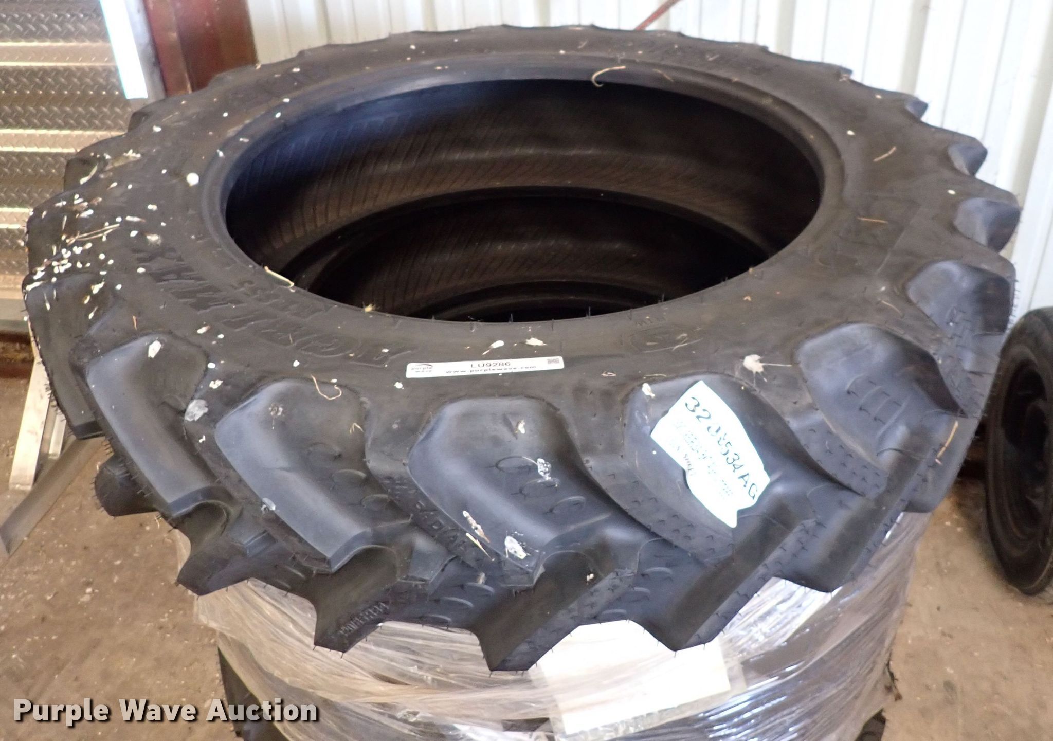 (4) BKT AgriMax RT855 320/85R34 tires in Hutchinson, KS | Item LU9286 ...