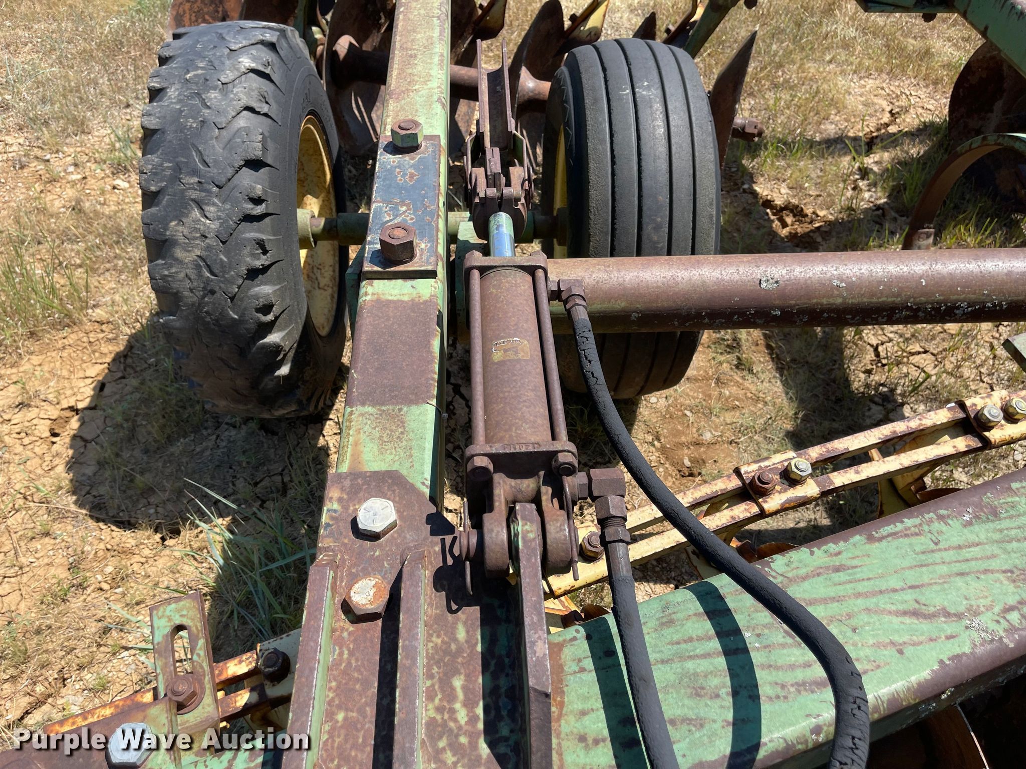 John Deere tandem disk in Coffeyville, KS | Item LF9182 sold | Purple Wave