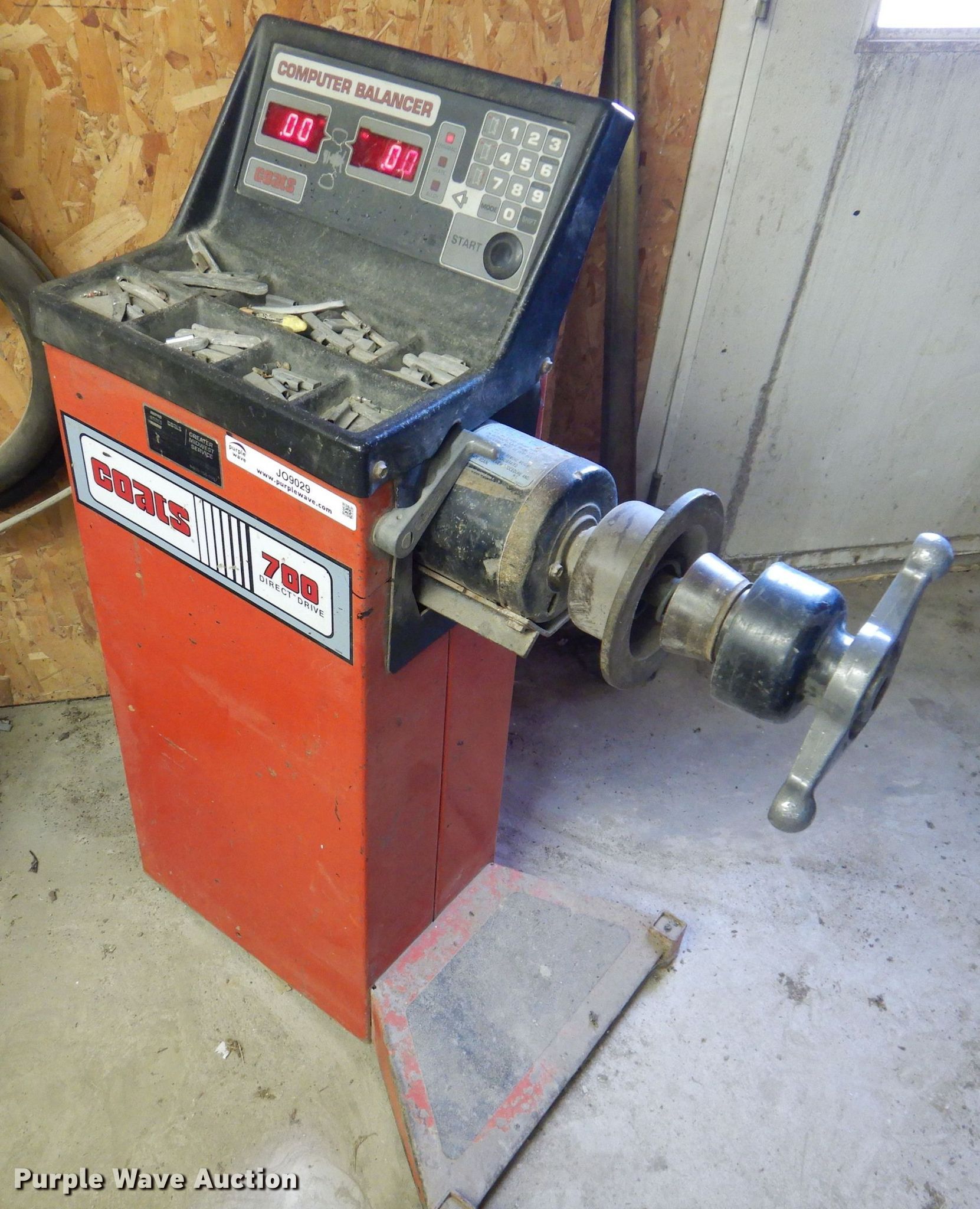 Coats 700 wheel balancer in Perry, IA | Item JO9029 sold | Purple Wave
