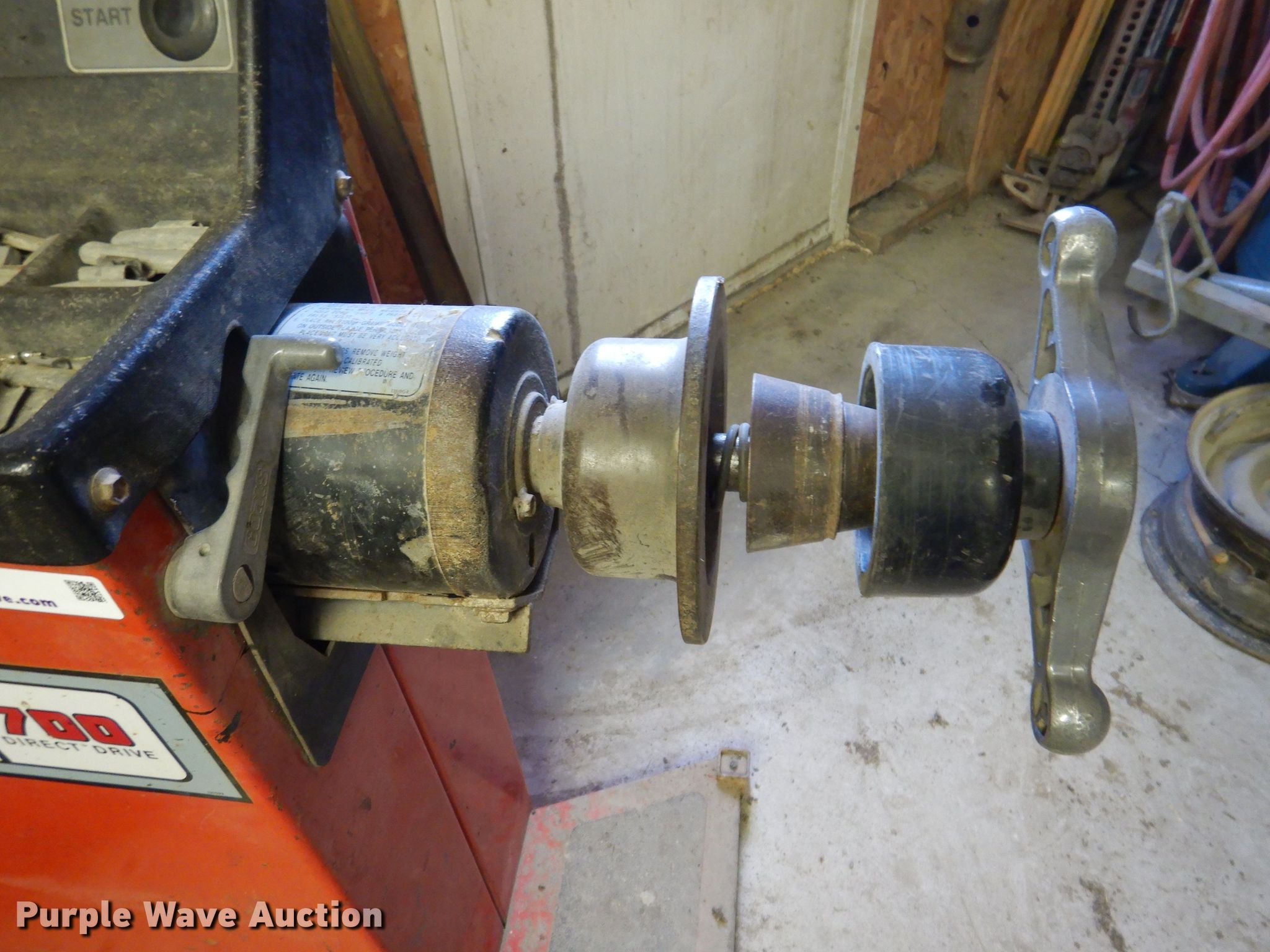 Coats 700 wheel balancer in Perry, IA | Item JO9029 sold | Purple Wave