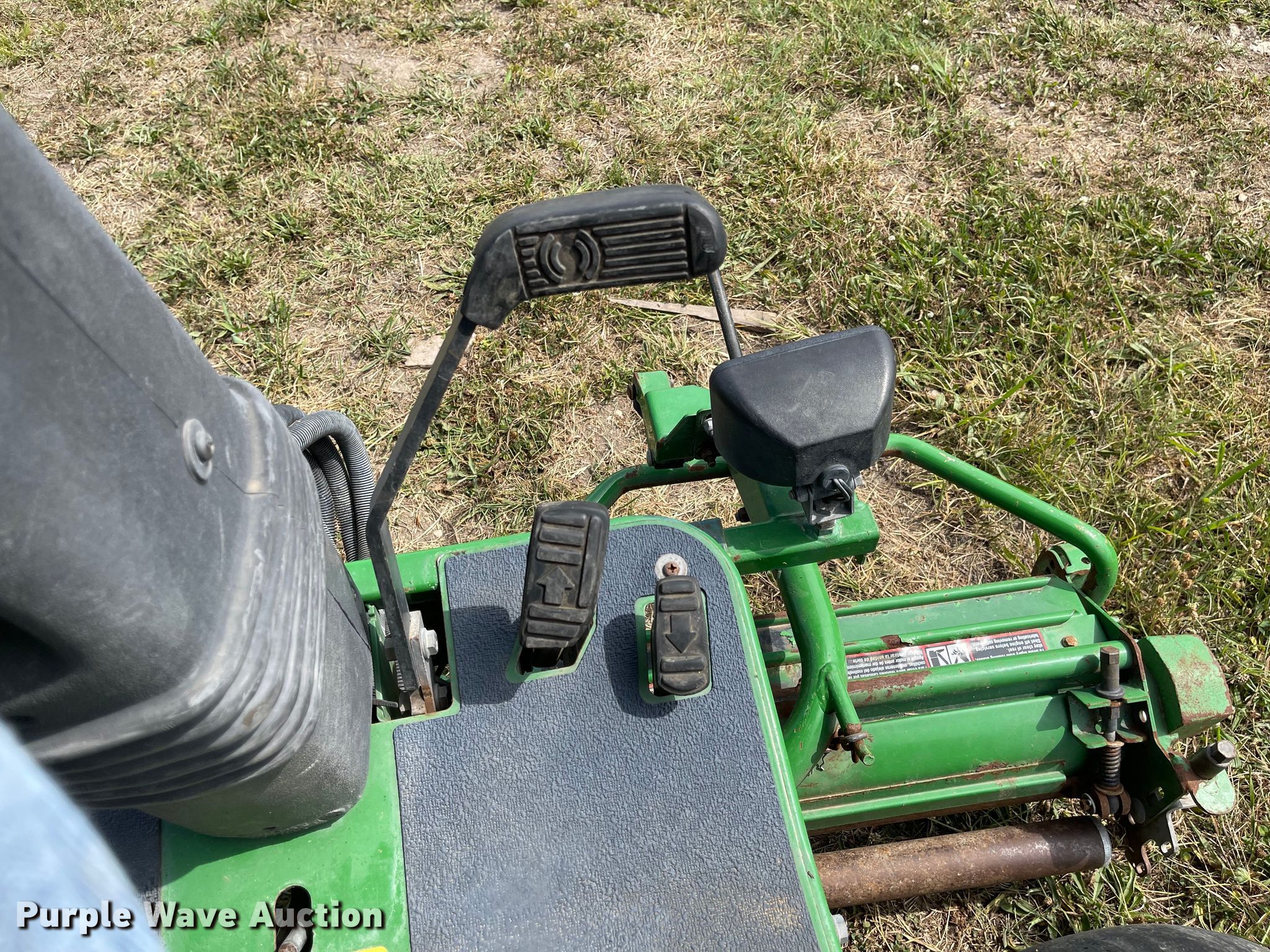 John Deere 2500B reel mower in Gas, KS | Item LF9234 sold | Purple Wave