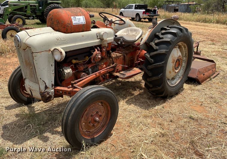Ford 600 tractor in Childress, TX | Item DN5094 sold | Purple Wave
