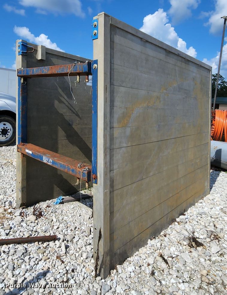 GME 2AEX810S trench box in Wright City, MO | Item MK9103 sold | Purple Wave