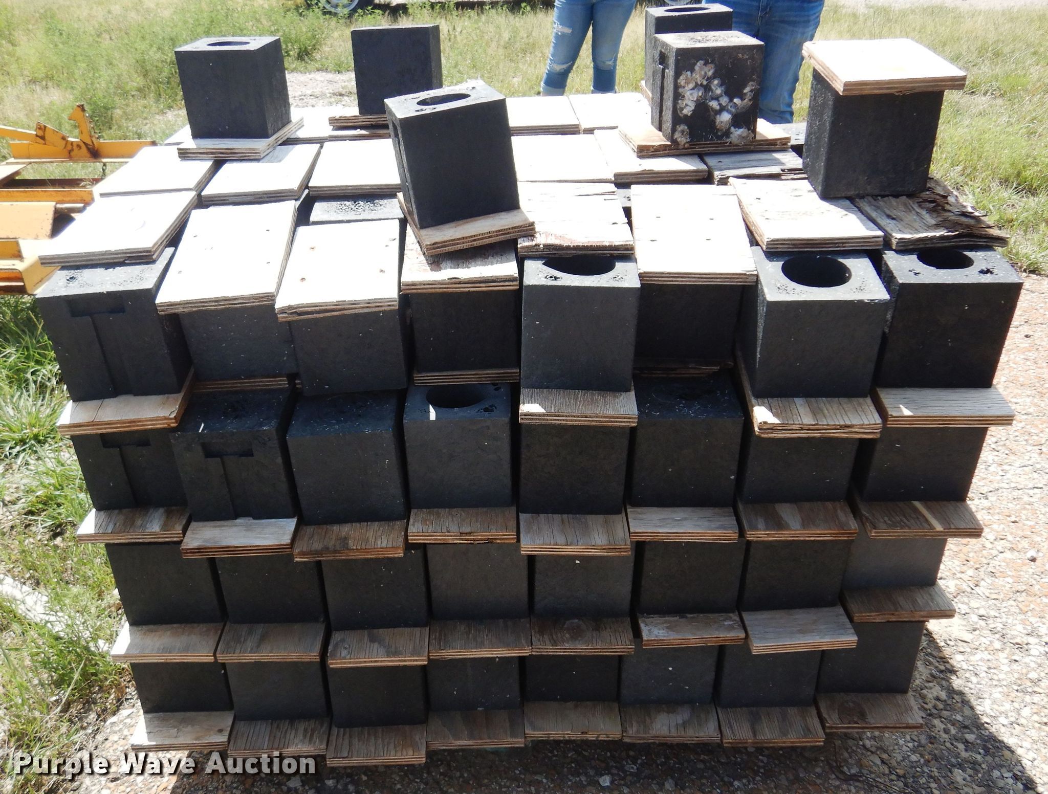 Approximately 2,00 blocks of composite dunnage in Burlington, KS | Item ...
