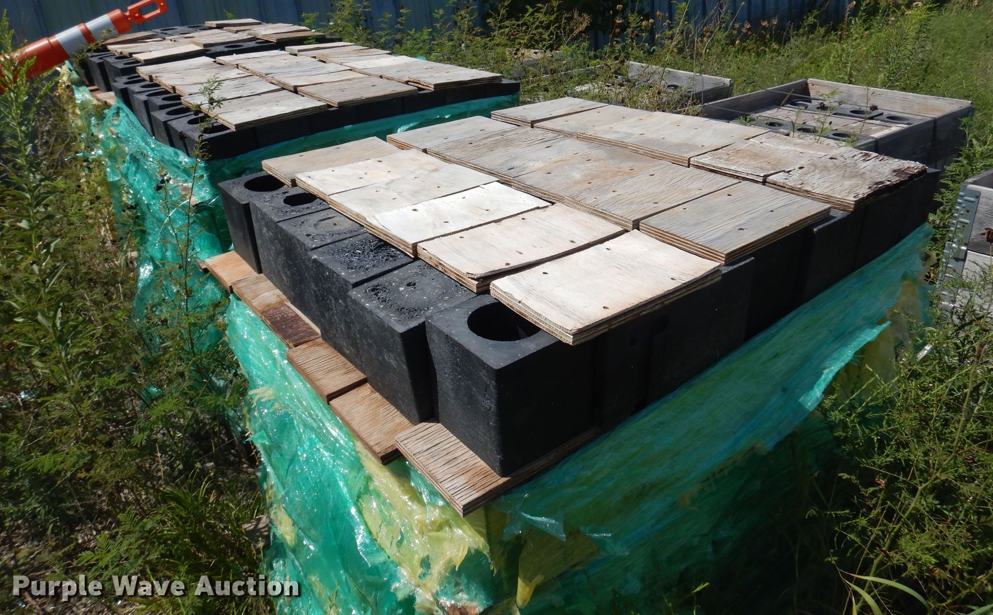 Approximately 2,00 blocks of composite dunnage in Burlington, KS | Item ...