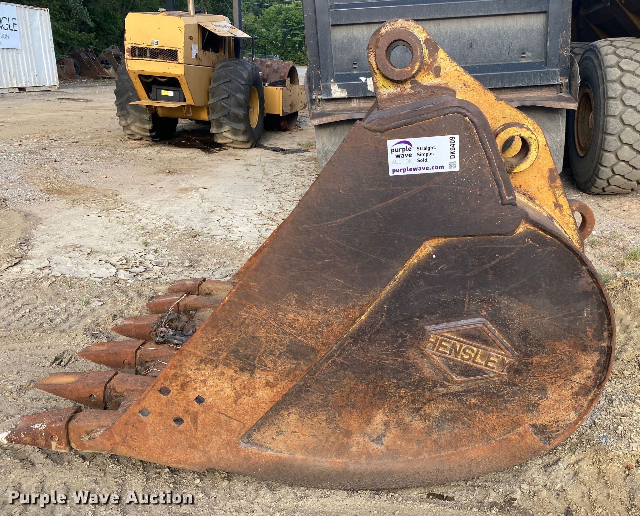 Hensley excavator bucket in Tulsa, OK | Item DK6409 sold | Purple Wave