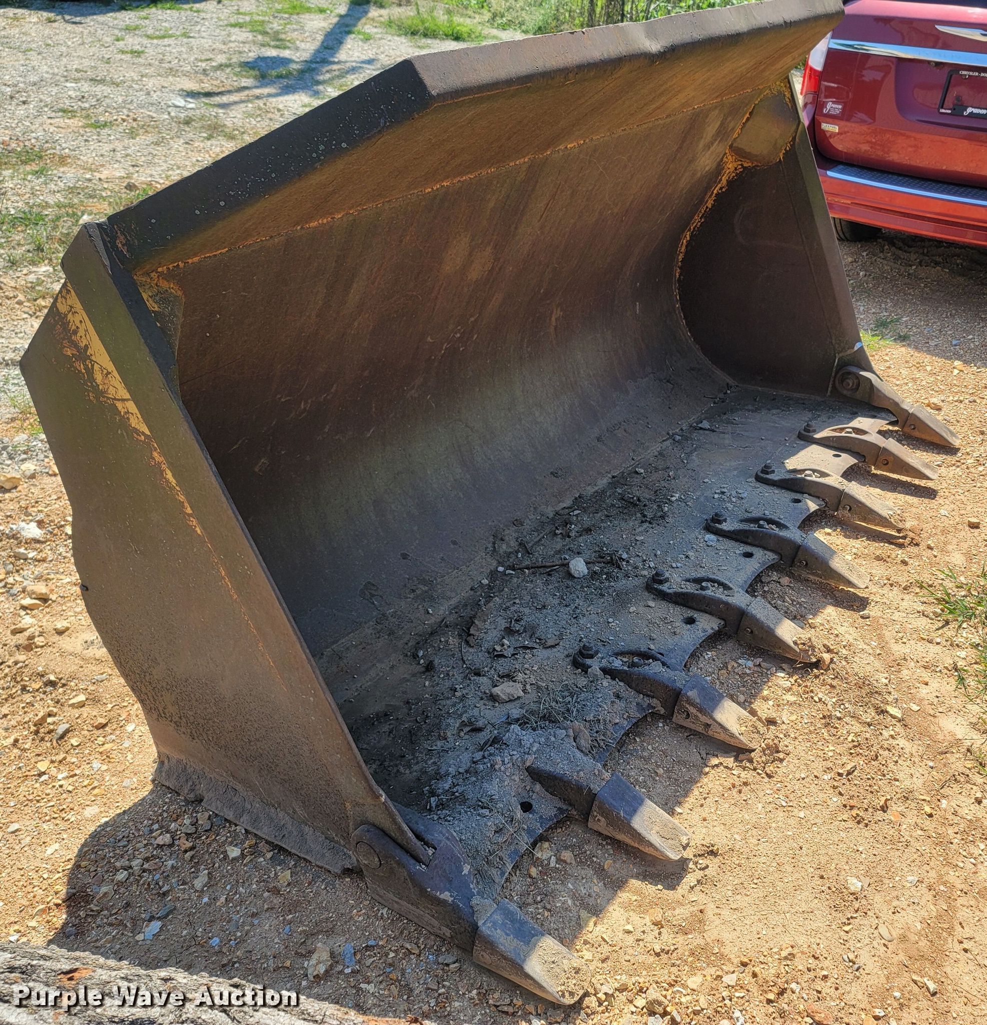 Liebherr 93" W bucket in Lebanon, MO | Item LM9699 sold | Purple Wave