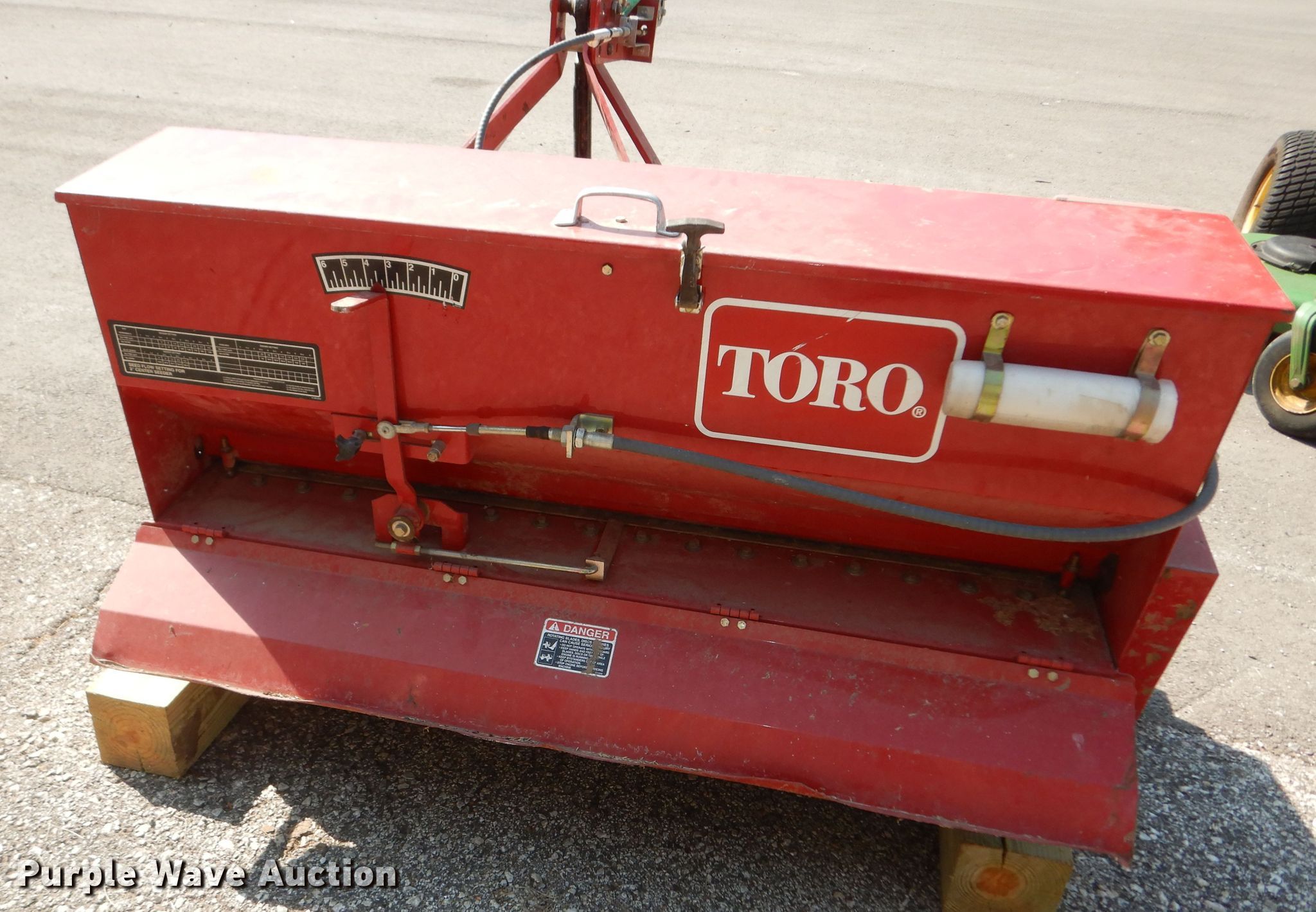 Toro 44830 seeder in Lenexa, KS | Item LR9824 sold | Purple Wave