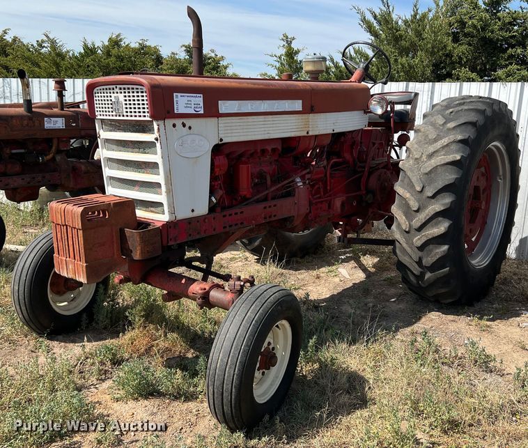 Farmall 560 tractor in Sublette, KS | Item DK7101 sold | Purple Wave