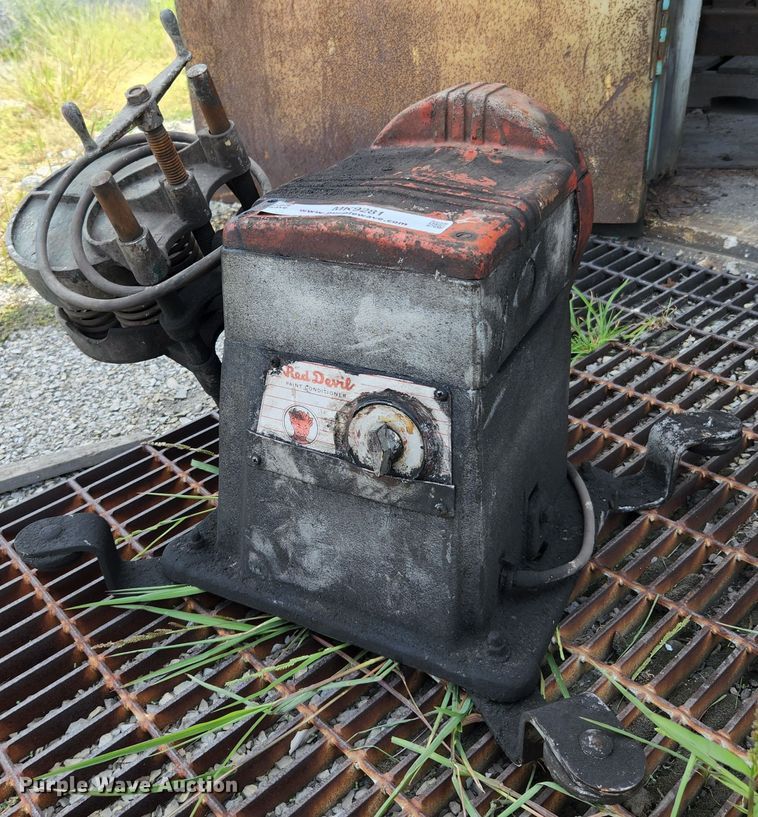 Red Devil paint shaker in Marston, MO | Item MK9281 sold | Purple Wave