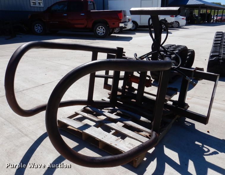 Skid steer bale hugger in Ottumwa, IA | Item KP9311 sold | Purple Wave