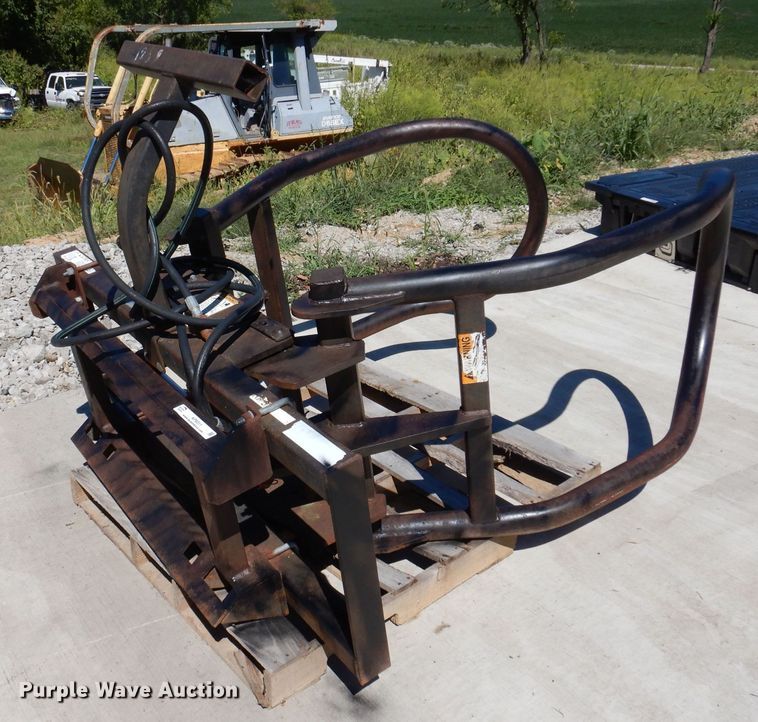 Skid steer bale hugger in Ottumwa, IA | Item KP9311 sold | Purple Wave