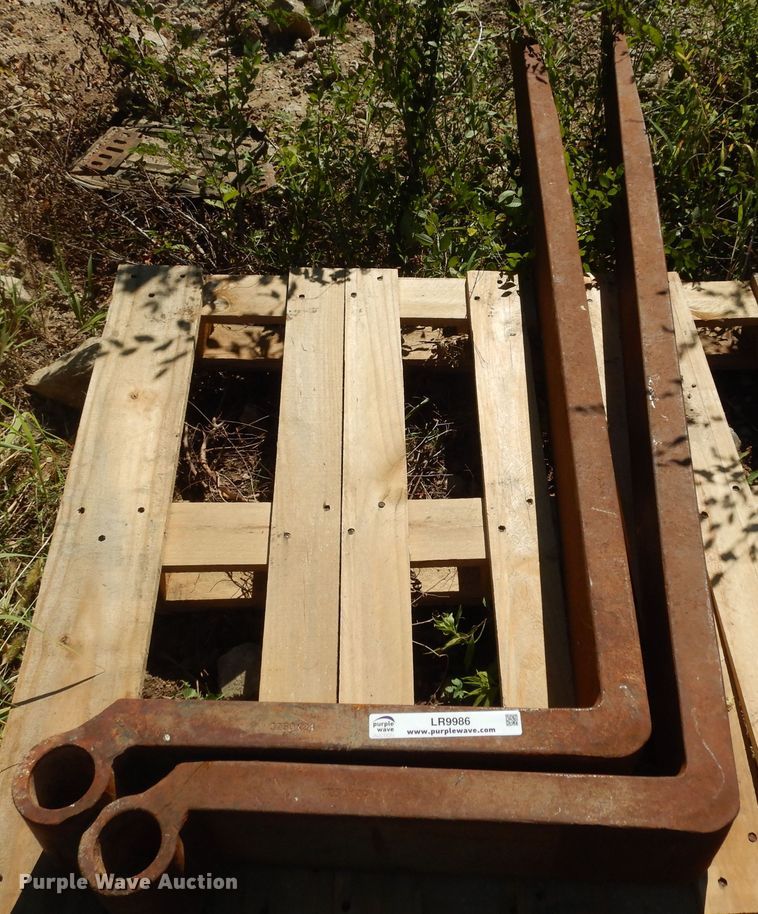 72" L forks in Wamego, KS | Item LR9986 sold | Purple Wave