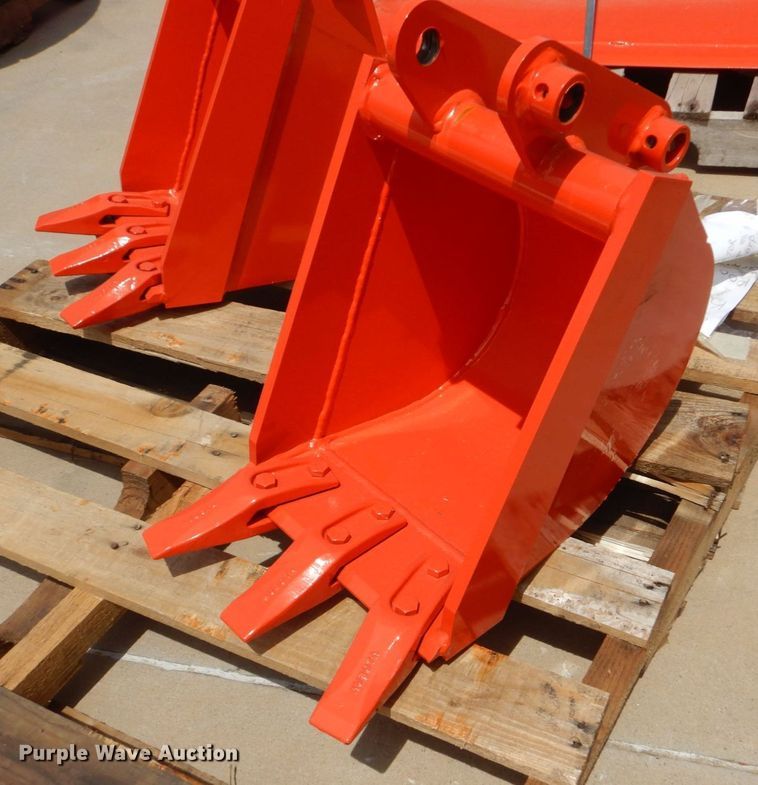 Kubota BT1952A mini excavator bucket in Grapevine, TX | Item LS9815 ...