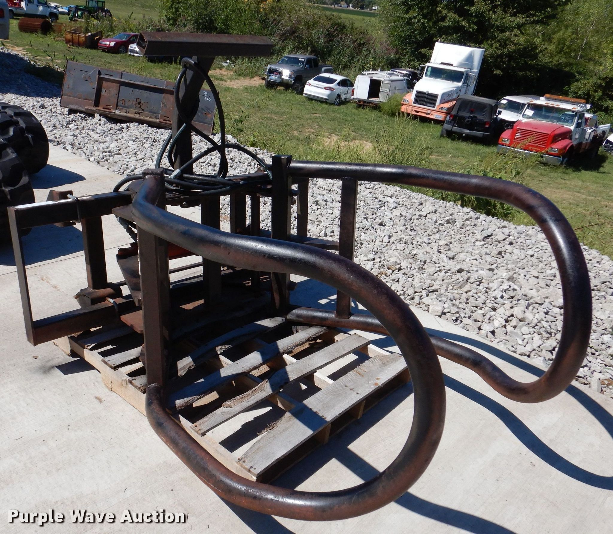 Skid steer bale hugger in Ottumwa, IA | Item KP9311 sold | Purple Wave