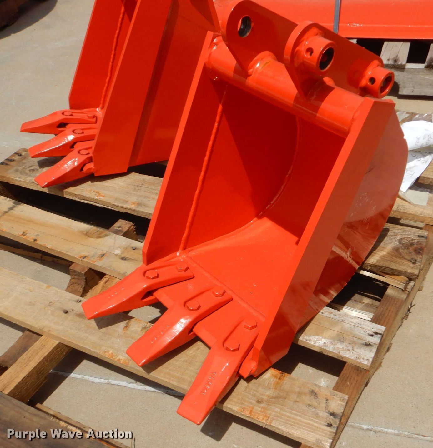 Kubota BT1952A mini excavator bucket in Grapevine, TX | Item LS9815 ...