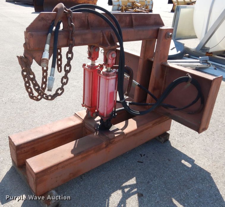 Skid steer hoist in Topeka, KS | Item LR9871 sold | Purple Wave