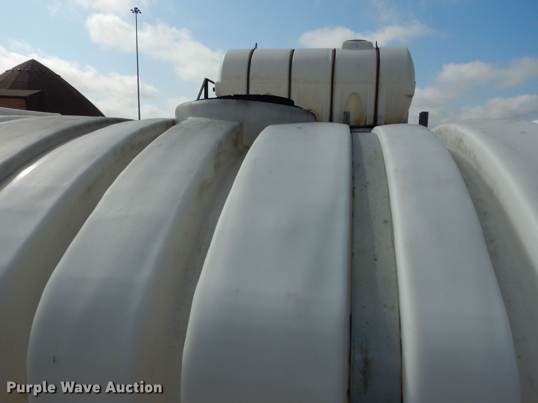 Poly tank in Topeka, KS | Item DM3091 sold | Purple Wave