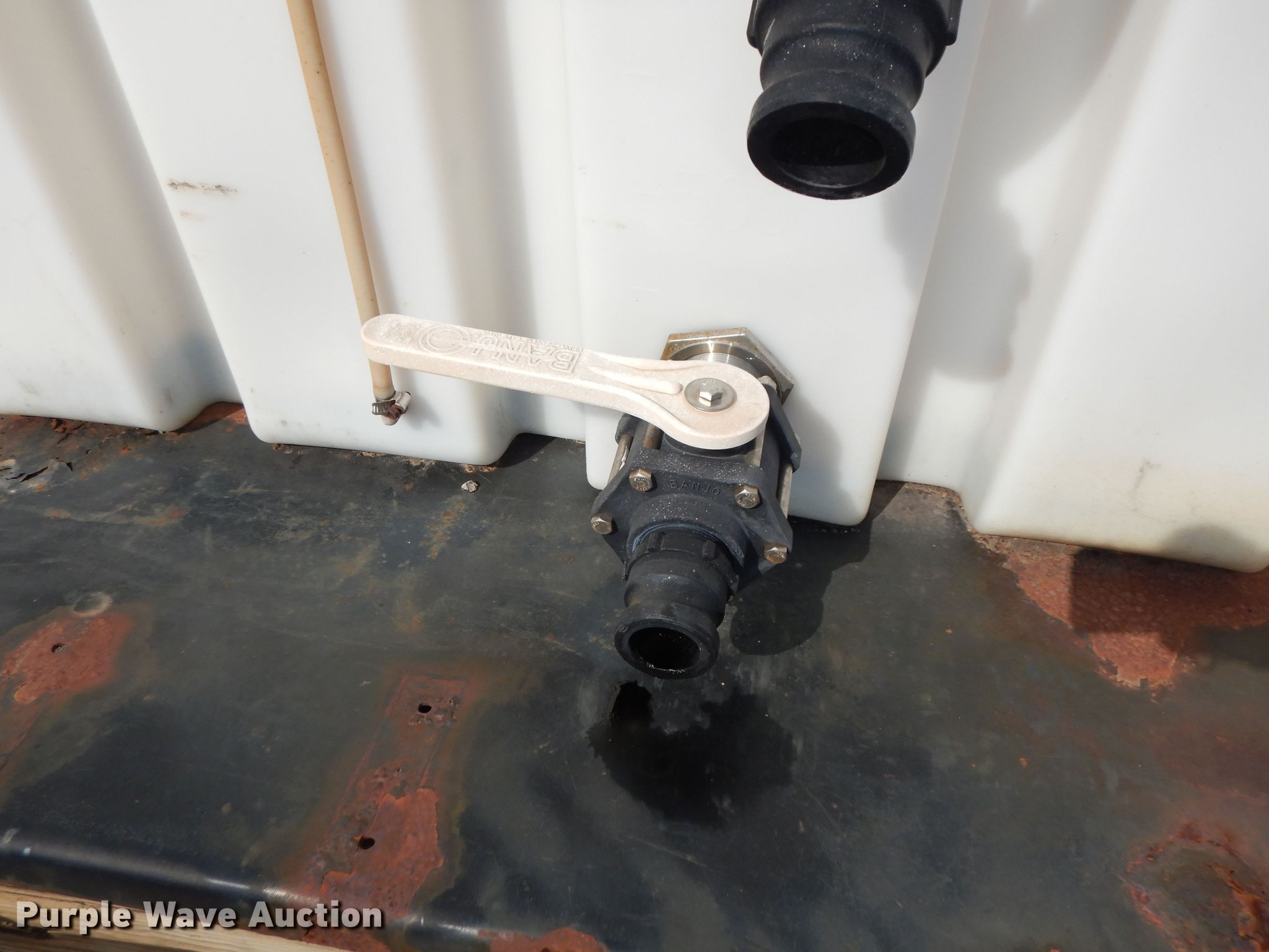 Poly tank in Topeka, KS | Item DM3091 sold | Purple Wave