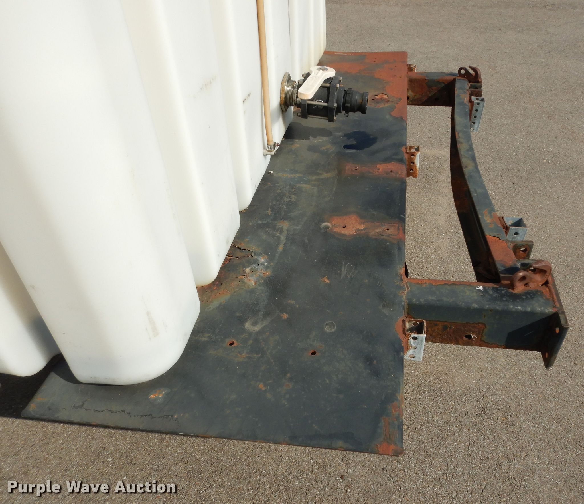 Poly tank in Topeka, KS | Item DM3091 sold | Purple Wave