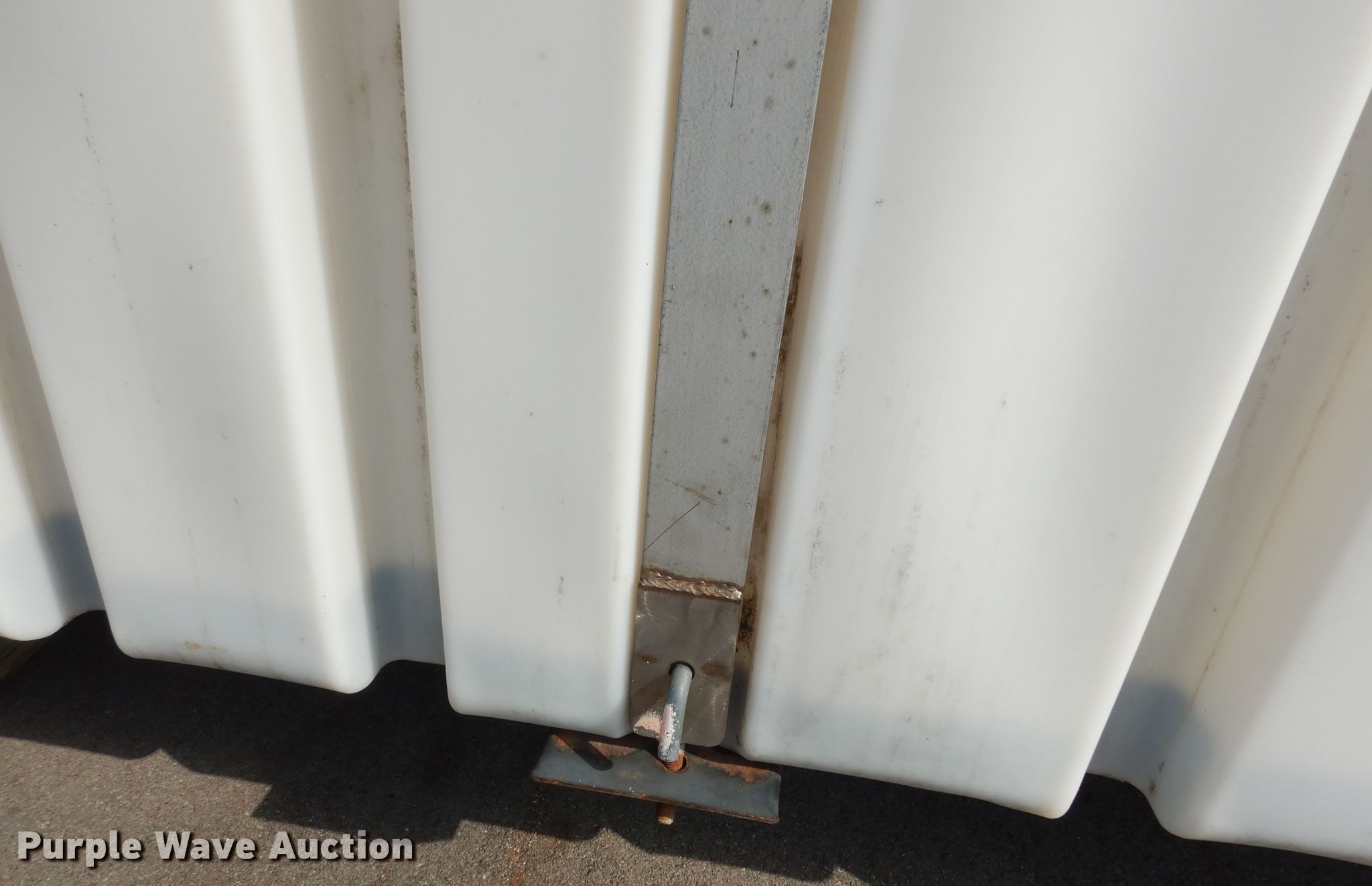 Poly tank in Topeka, KS | Item DM3091 sold | Purple Wave