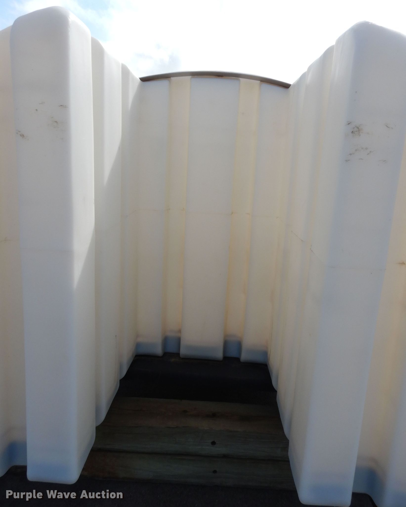 Poly tank in Topeka, KS | Item DM3091 sold | Purple Wave