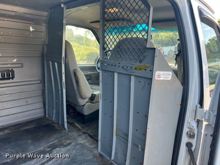 2001 Ford E350 Super Duty van in Tebbetts, MO | Item MR9808 sold ...