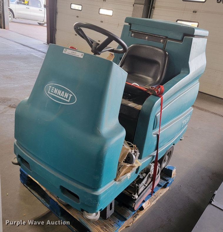 Tennant 7100 floor scrubber in Sioux Falls, SD | Item LO9121 sold ...