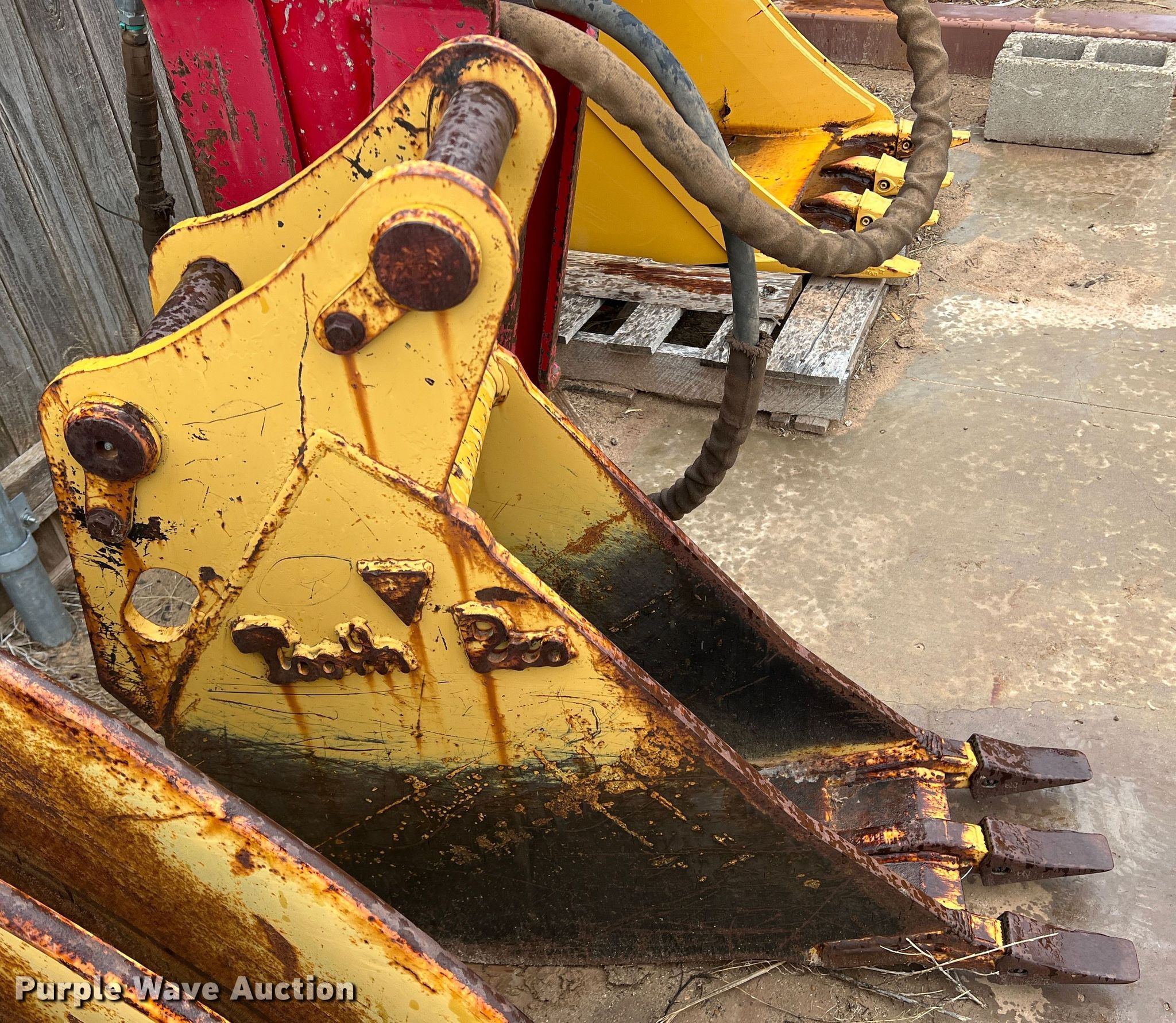 Backhoe bucket in Amarillo, TX | Item DN5222 sold | Purple Wave