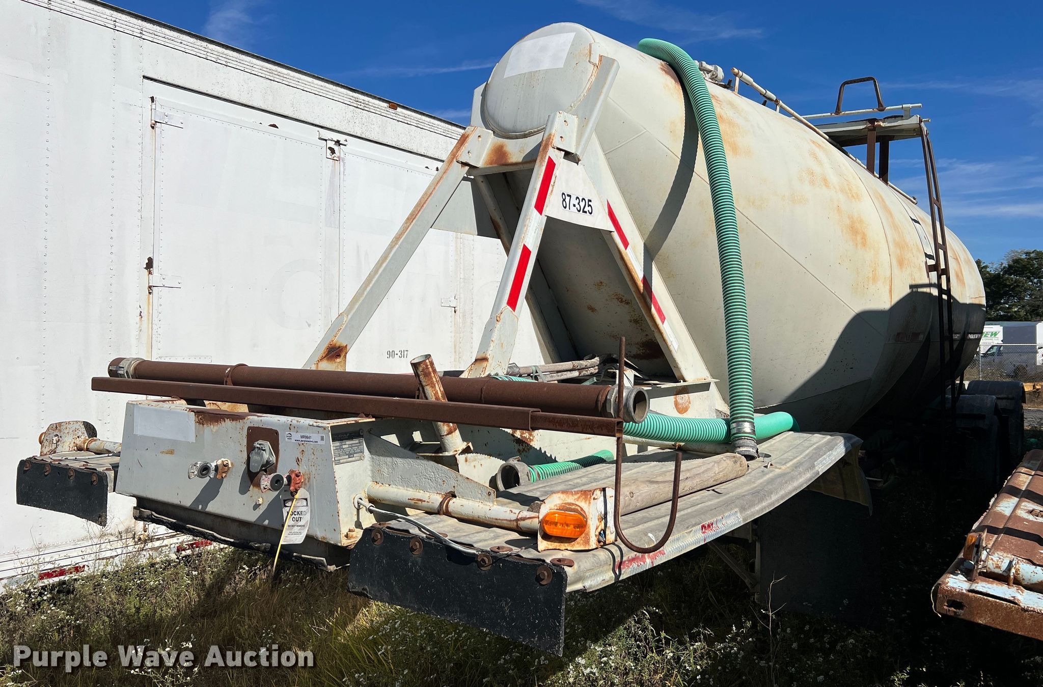 1980 Freuhauf HEB-F2W-J870 pneumatic dry bulk trailer in Palmyra, MO ...