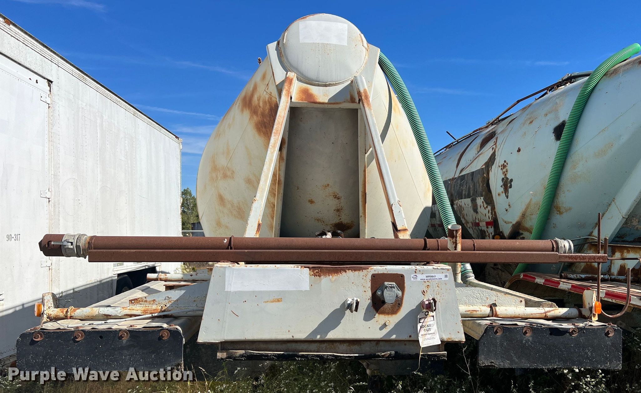 1980 Freuhauf HEB-F2W-J870 pneumatic dry bulk trailer in Palmyra, MO ...